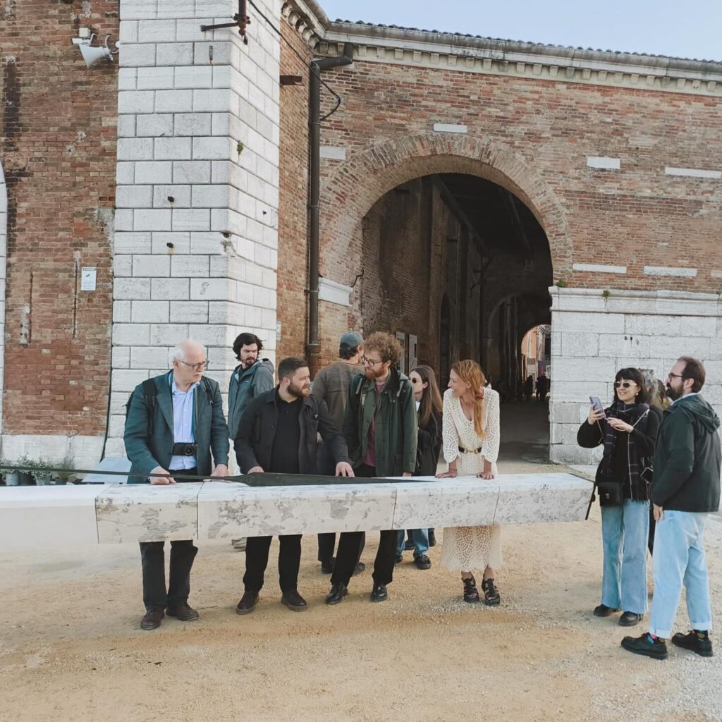 «Lithic Chords»: la pietra che suona emoziona la Biennale di Venezia ...